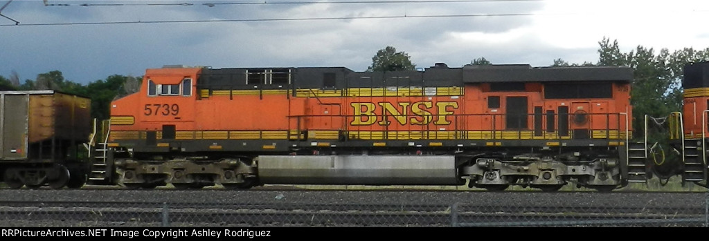 BNSF 5739